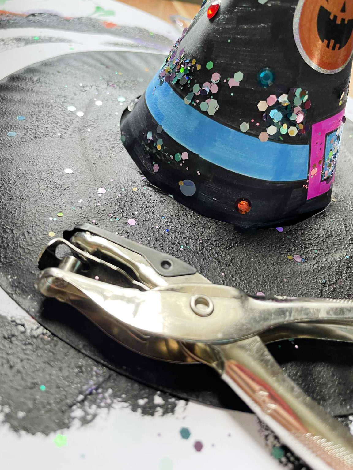 Magical Witch's Hat Craft for Kids! (with free cutouts) ⋆ The Hollydog Blog