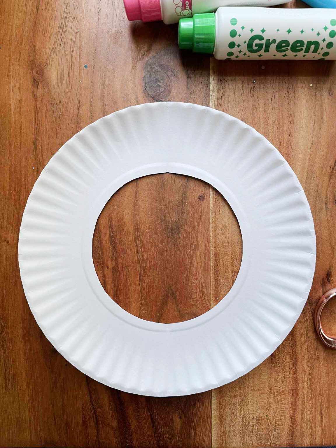 Free Paper Plate Elf Mask Craft for Preschool! ⋆ The Hollydog Blog
